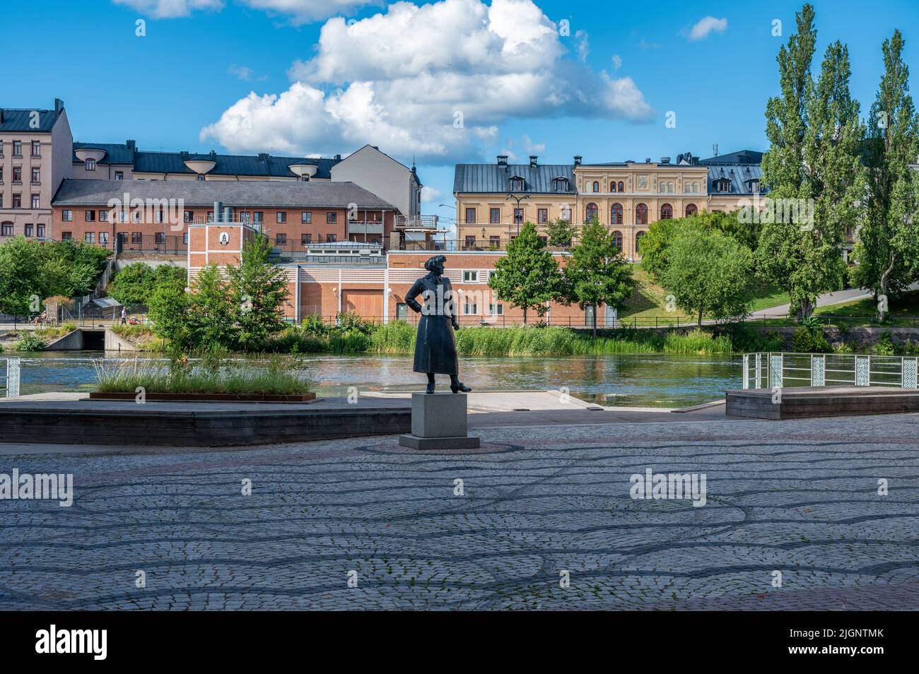 Statue by Peter Linde of author Moa Martinson by Peter Linde in the ...