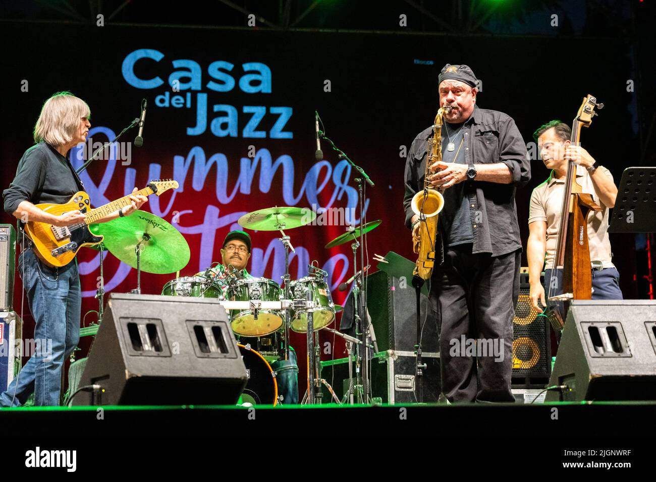 Concert of Iiconic guitarist MIKE STERN and the leggend of drums DENNIS ...