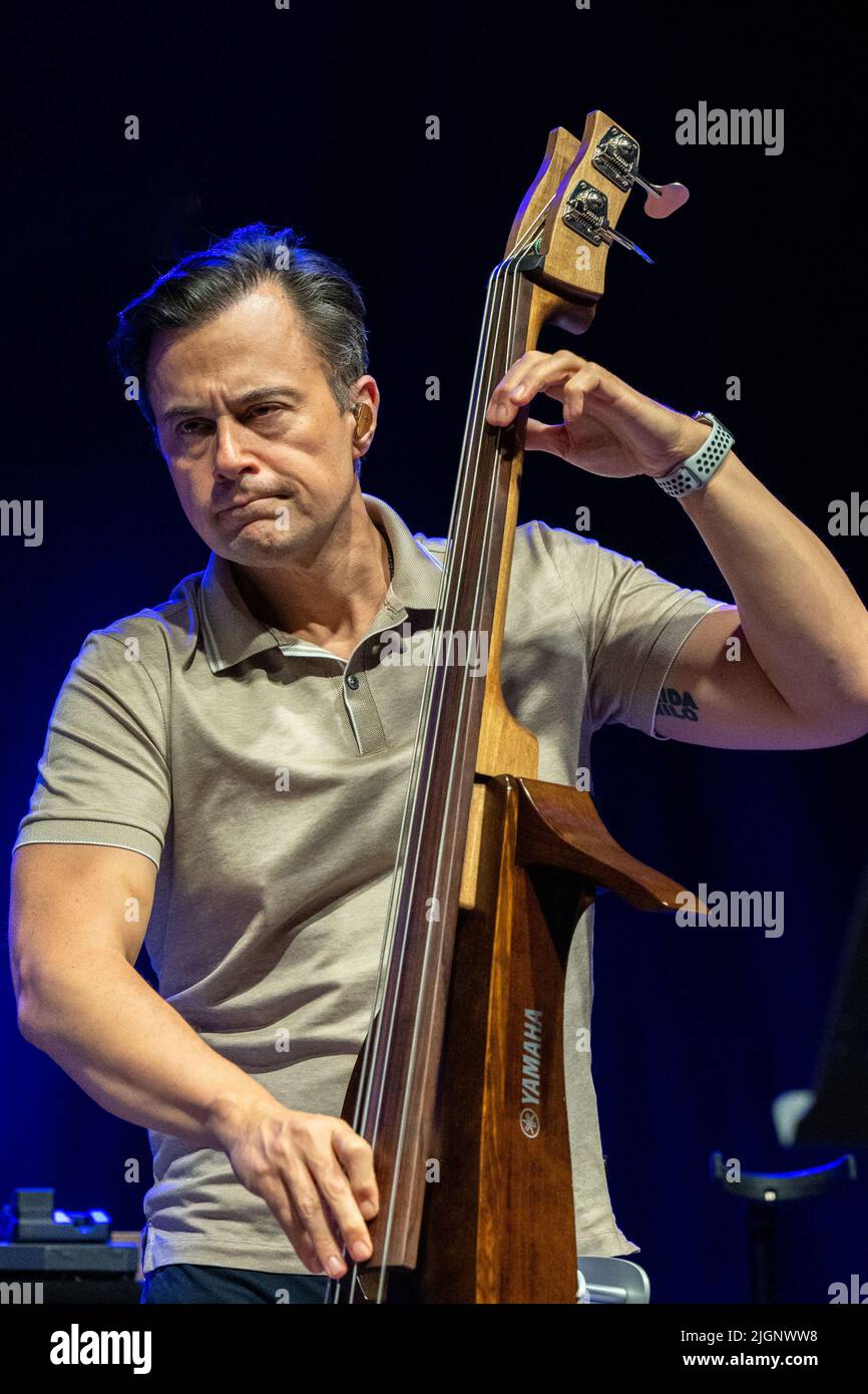 Concert of Iiconic guitarist MIKE STERN and the leggend of drums DENNIS ...