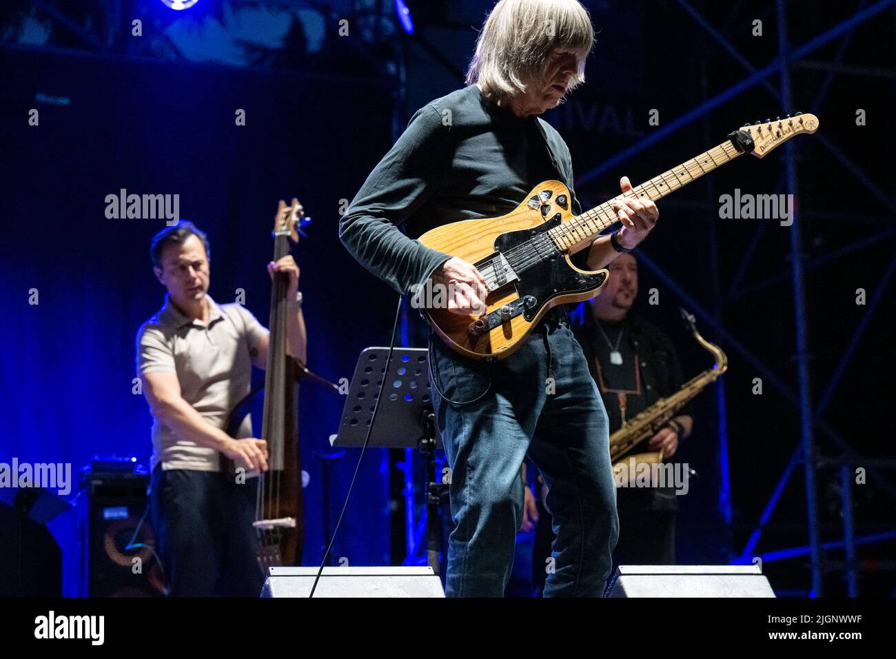Concert of Iiconic guitarist MIKE STERN and the leggend of drums DENNIS ...