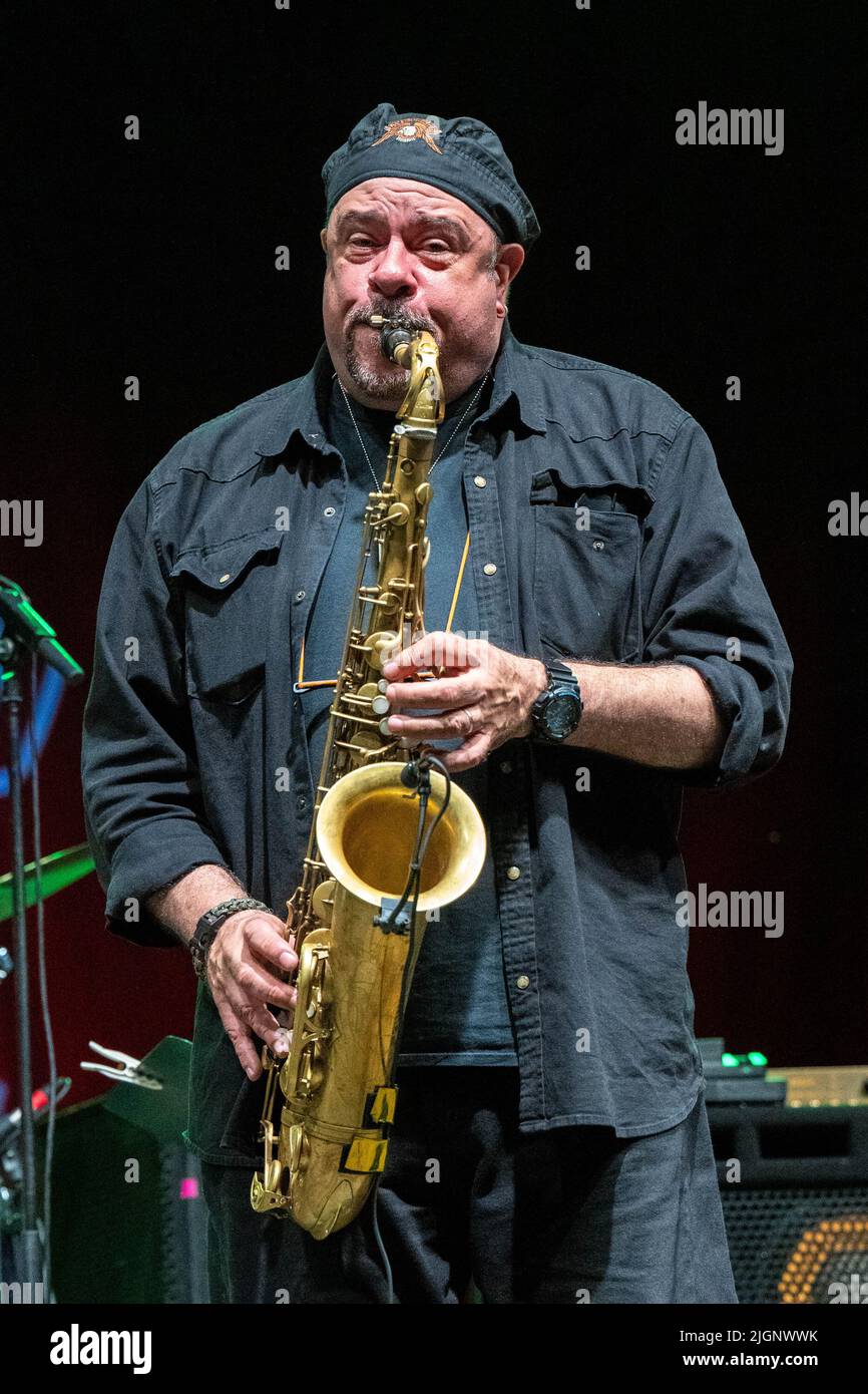 Concert of Iiconic guitarist MIKE STERN and the leggend of drums DENNIS ...