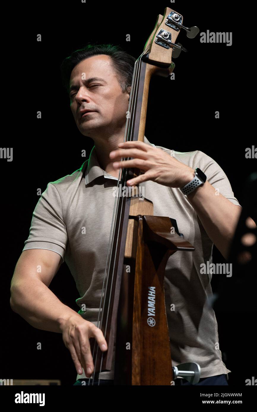Concert of Iiconic guitarist MIKE STERN and the leggend of drums DENNIS ...