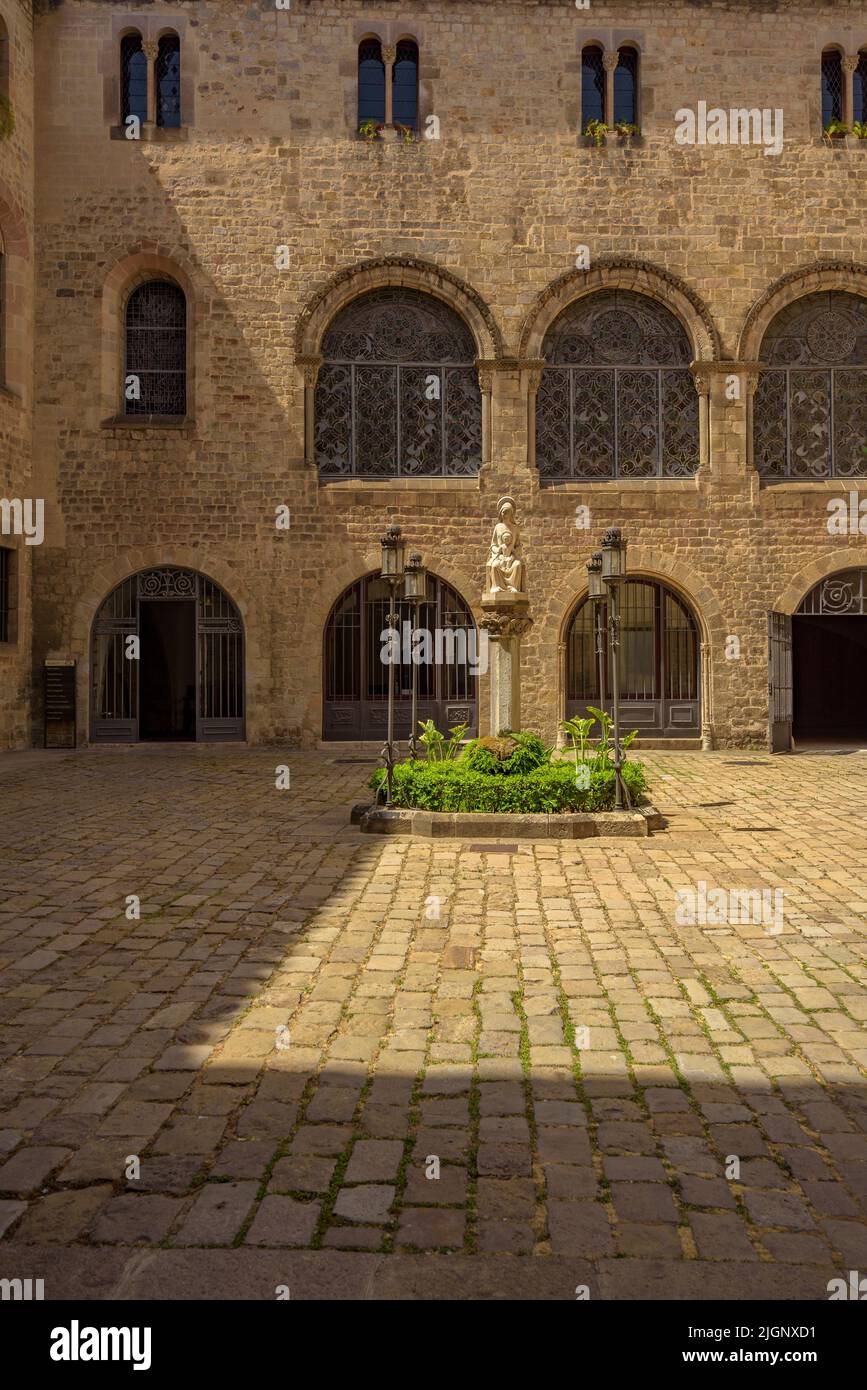 Arquitectura de patio medieval hi-res stock photography and images - Alamy