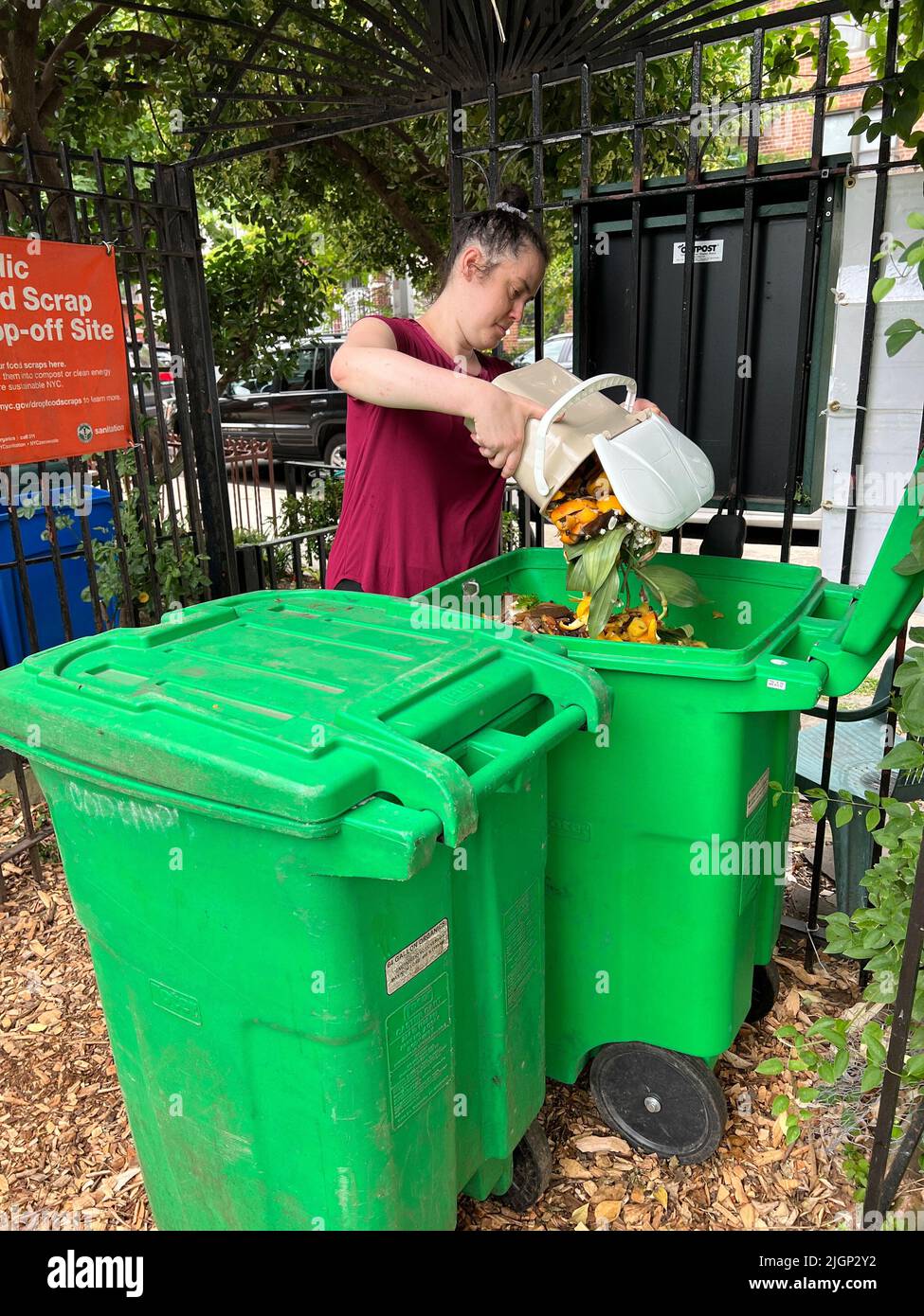 Dumping food usa hi-res stock photography and images - Alamy