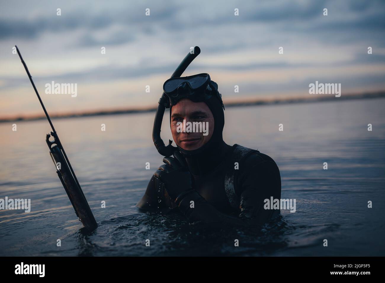 Man scuba diver holding his camera hi-res stock photography and images ...