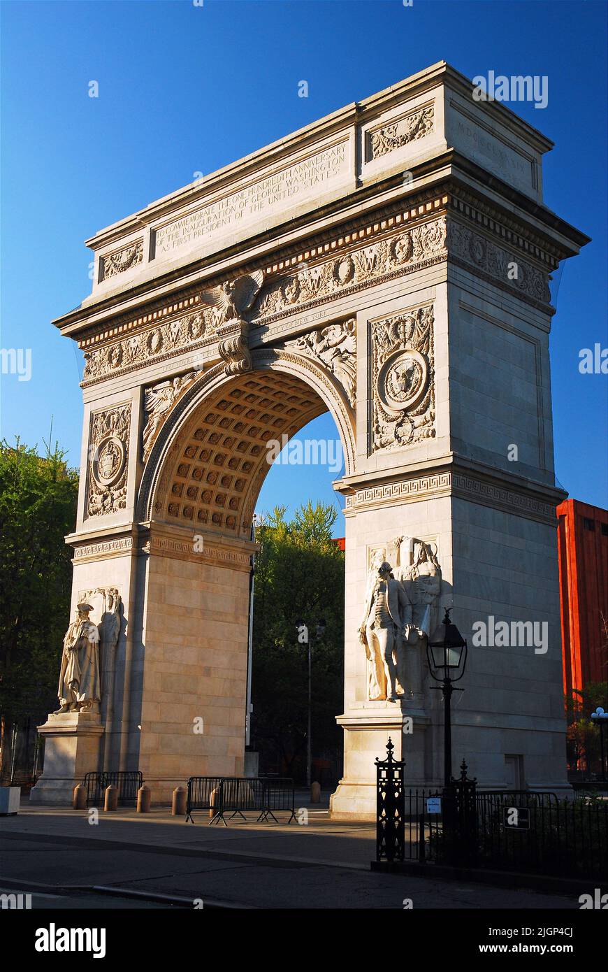 The Washington Arch, in Washington Square Park in New York City's ...