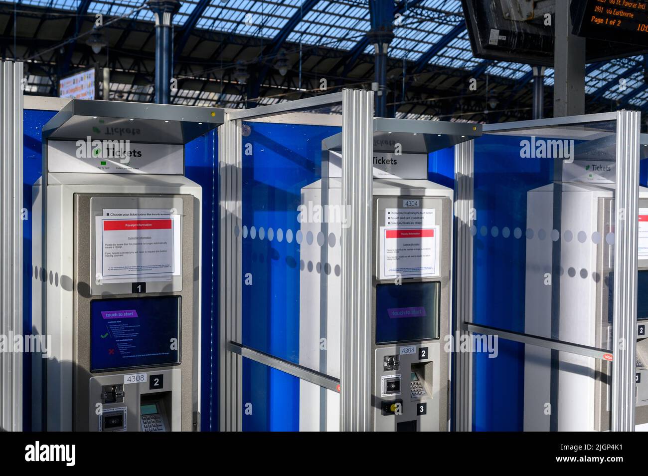 Touch screen ticket machines hi-res stock photography and images - Alamy Touch screen ticket machines hi-res stock photography and images - Alamy