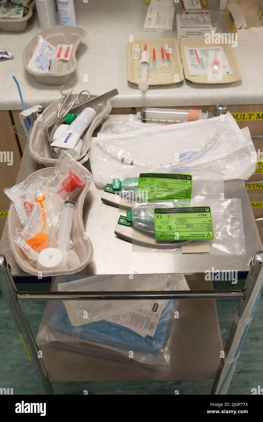Medical equipment on trolley hi-res stock photography and images - Alamy