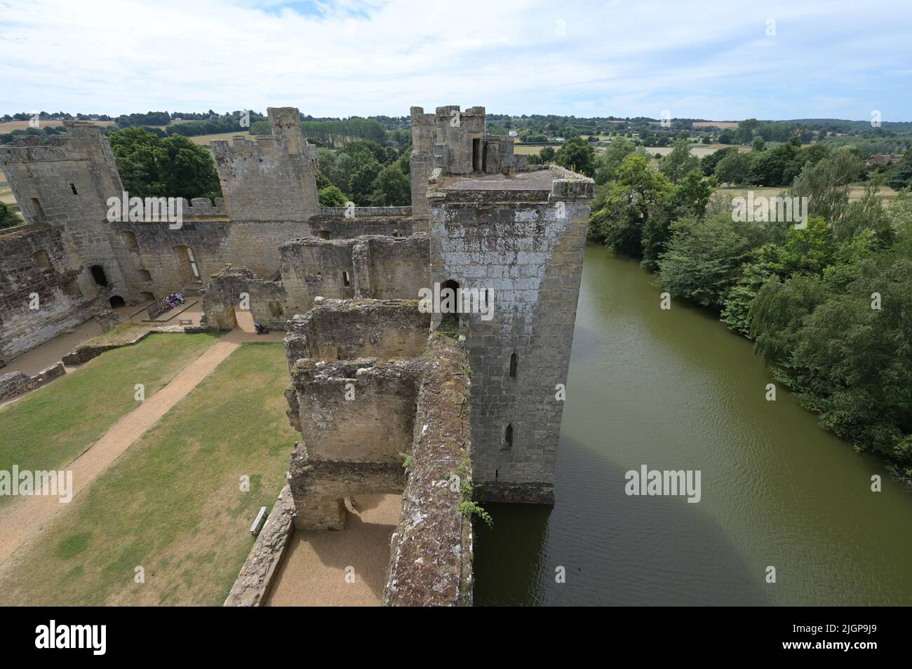 Bodiam castle drawbridge hi-res stock photography and images - Alamy
