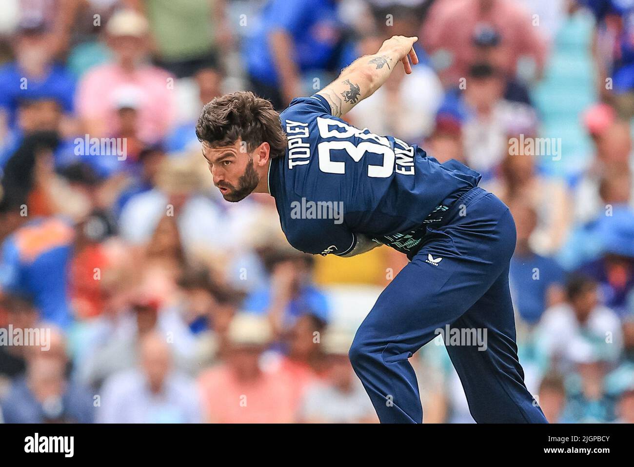 Reece Topley of England delivers the ball Stock Photo - Alamy