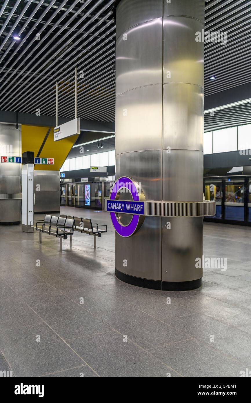 Platform level of Canary Wharf station on the new Elizabeth Line ...