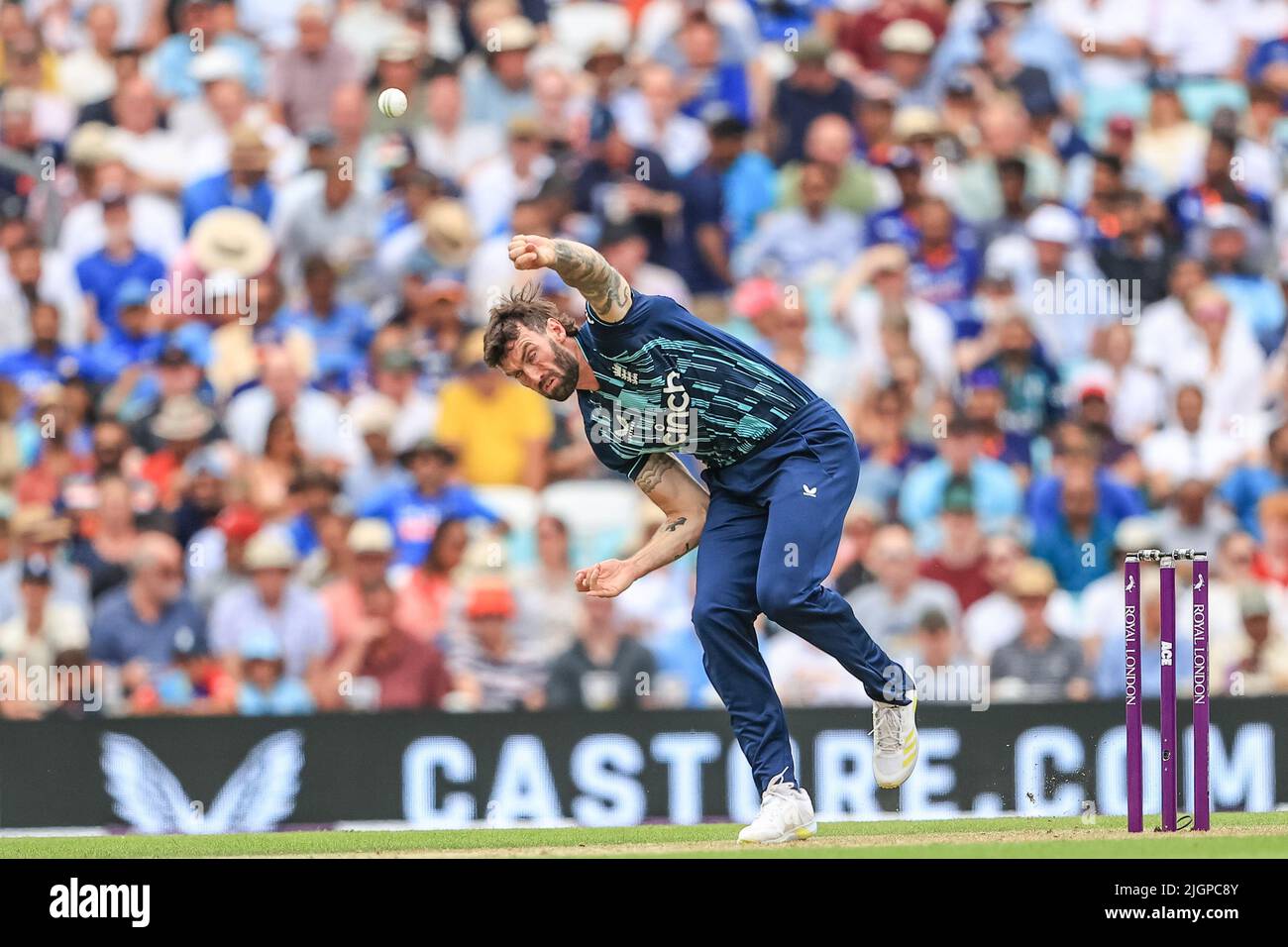 Reece Topley of England delivers the ball Stock Photo - Alamy