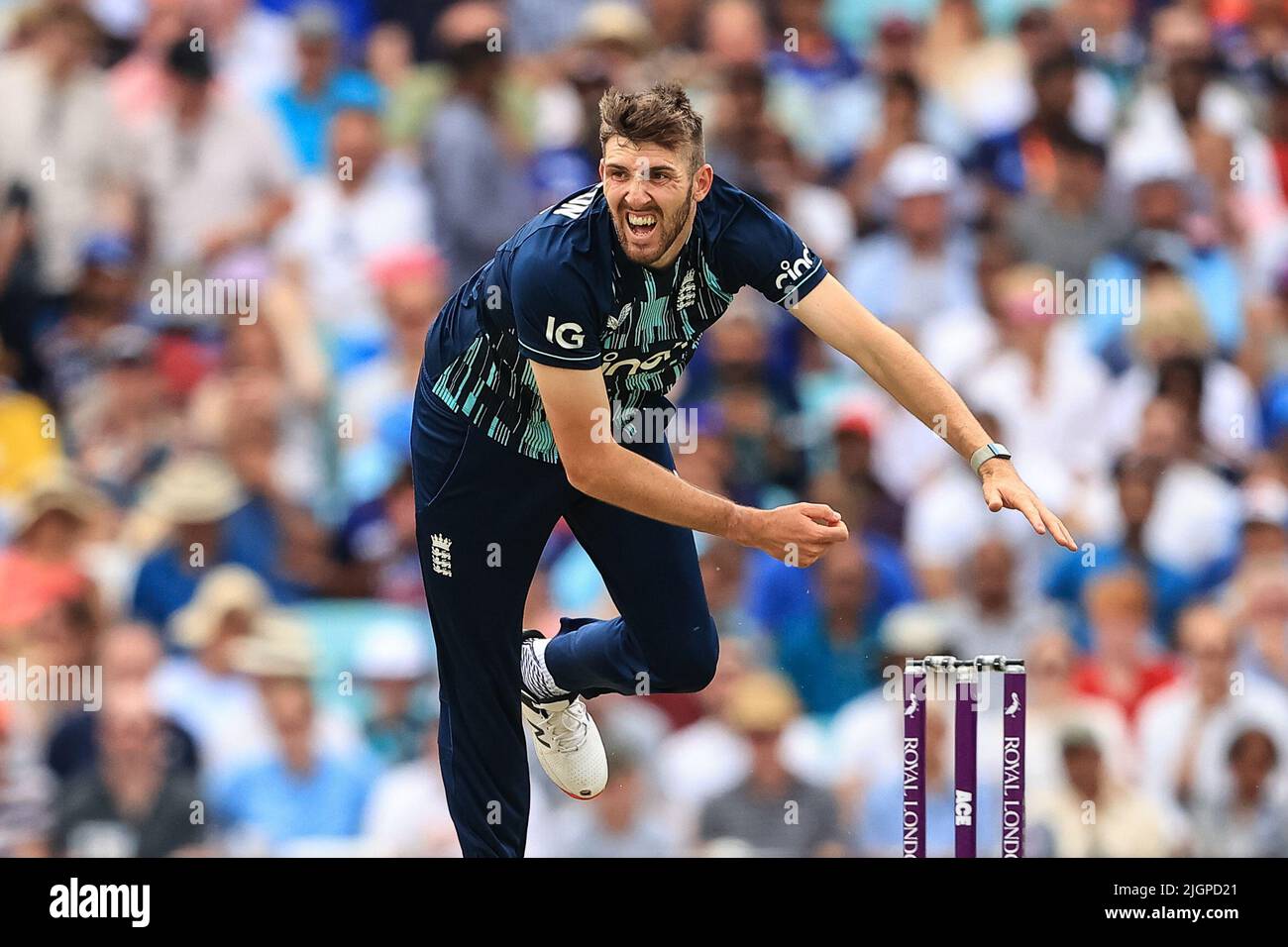 Craig Overton of England delivers the ball Stock Photo - Alamy