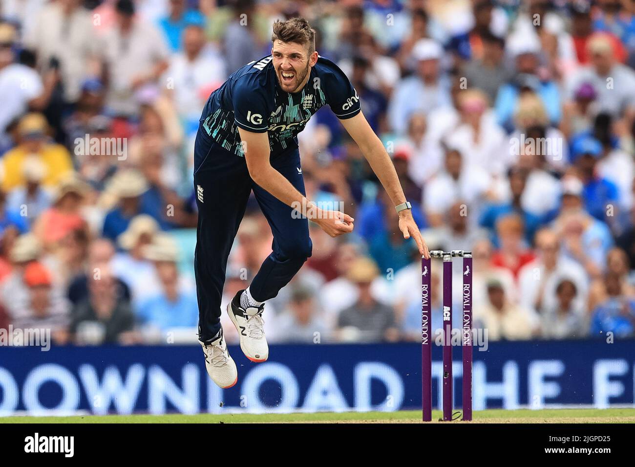 Craig Overton of England delivers the ball Stock Photo - Alamy