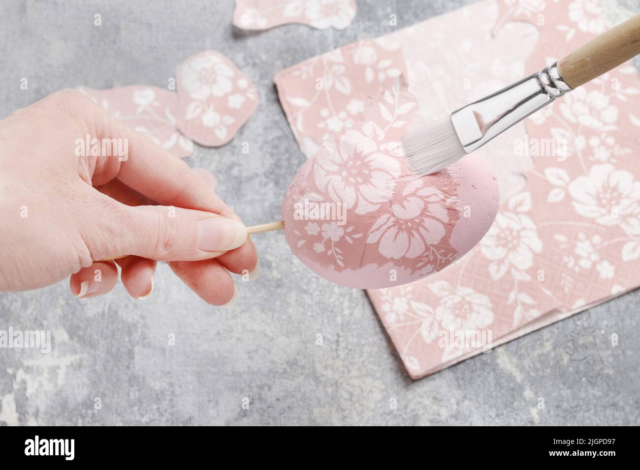 How to decorate an Easter egg with decoupage technique. Step by step ...