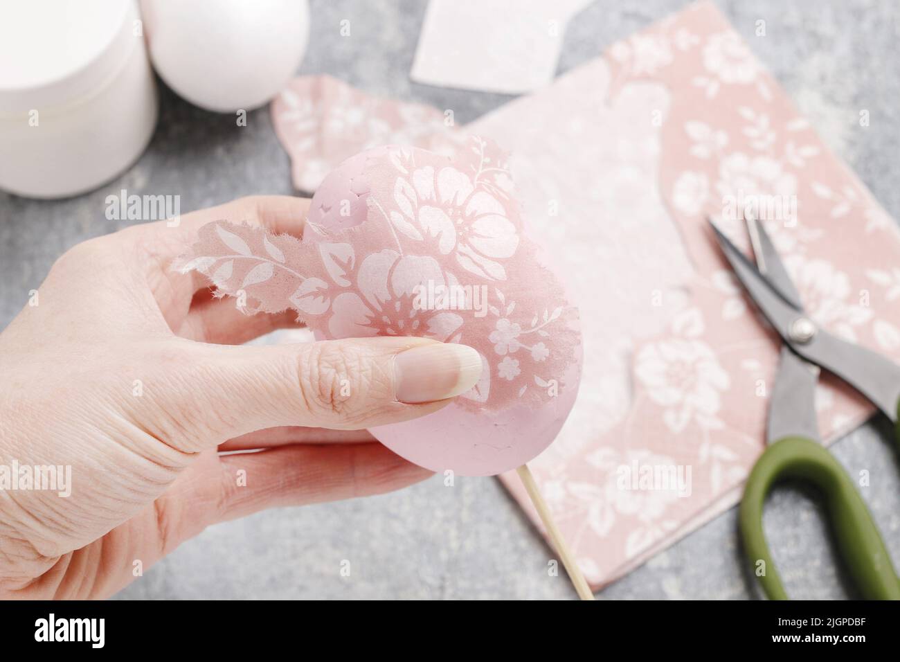 How to decorate an Easter egg with decoupage technique. Step by step ...