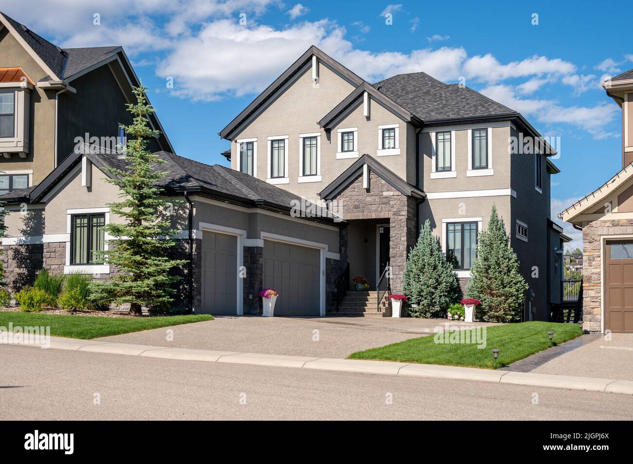 New beautiful suburban house blue hi-res stock photography and images ...