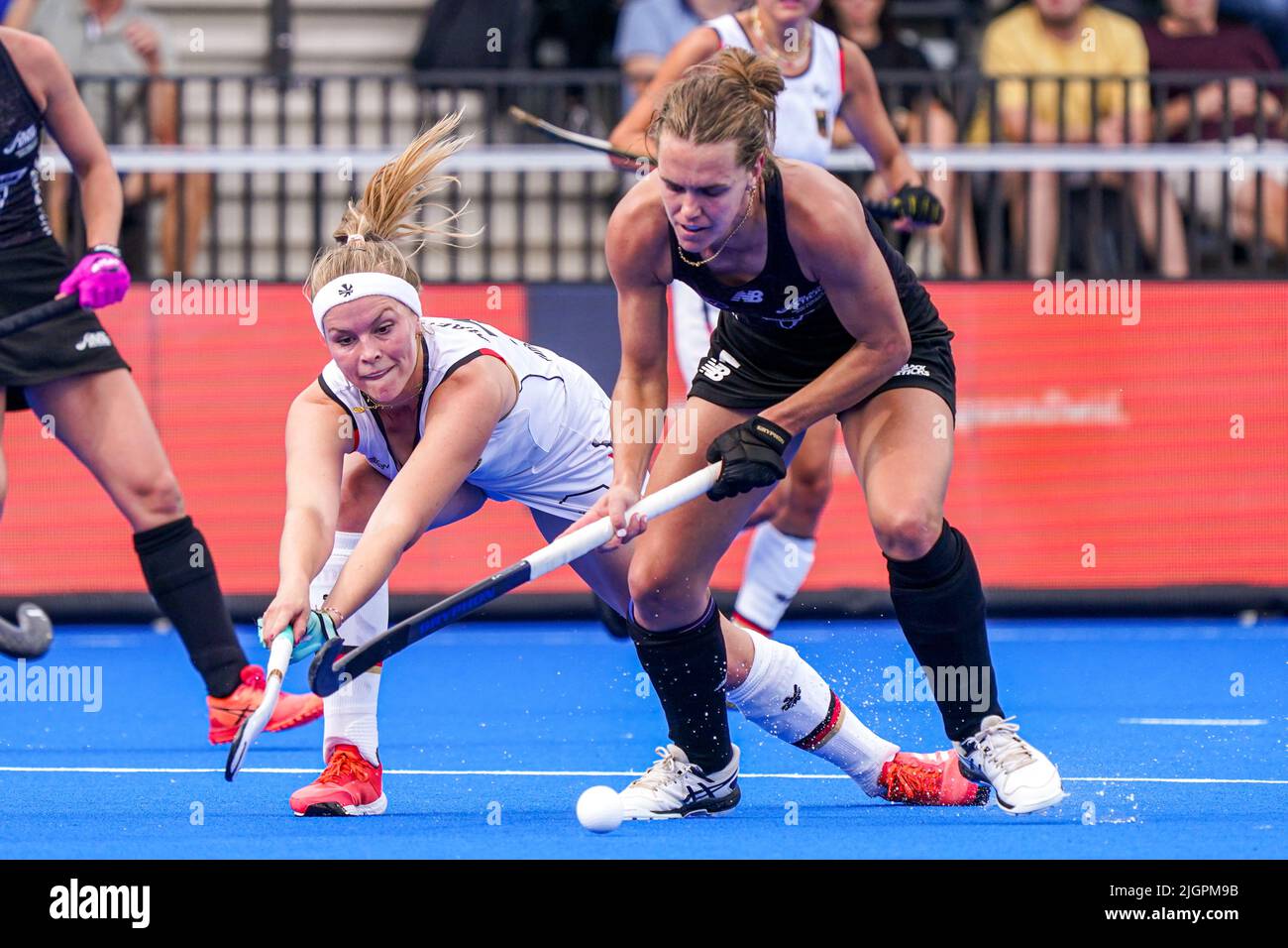 AMSTELVEEN, NETHERLANDS - JULY 12: Frances Davies of New Zealand, Pia ...