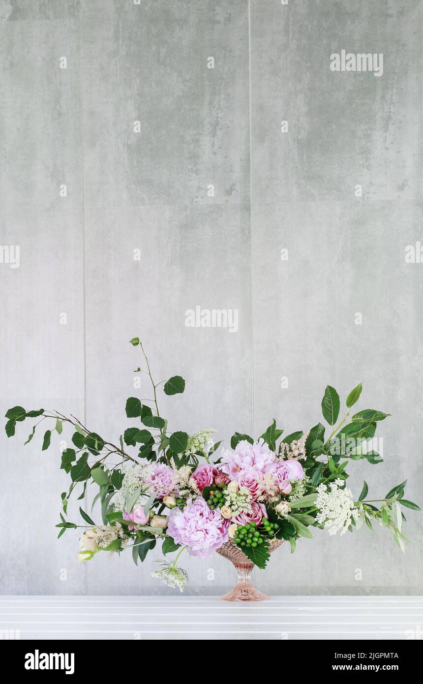Florist at work: How to make modern table's centerpiece for summer ...