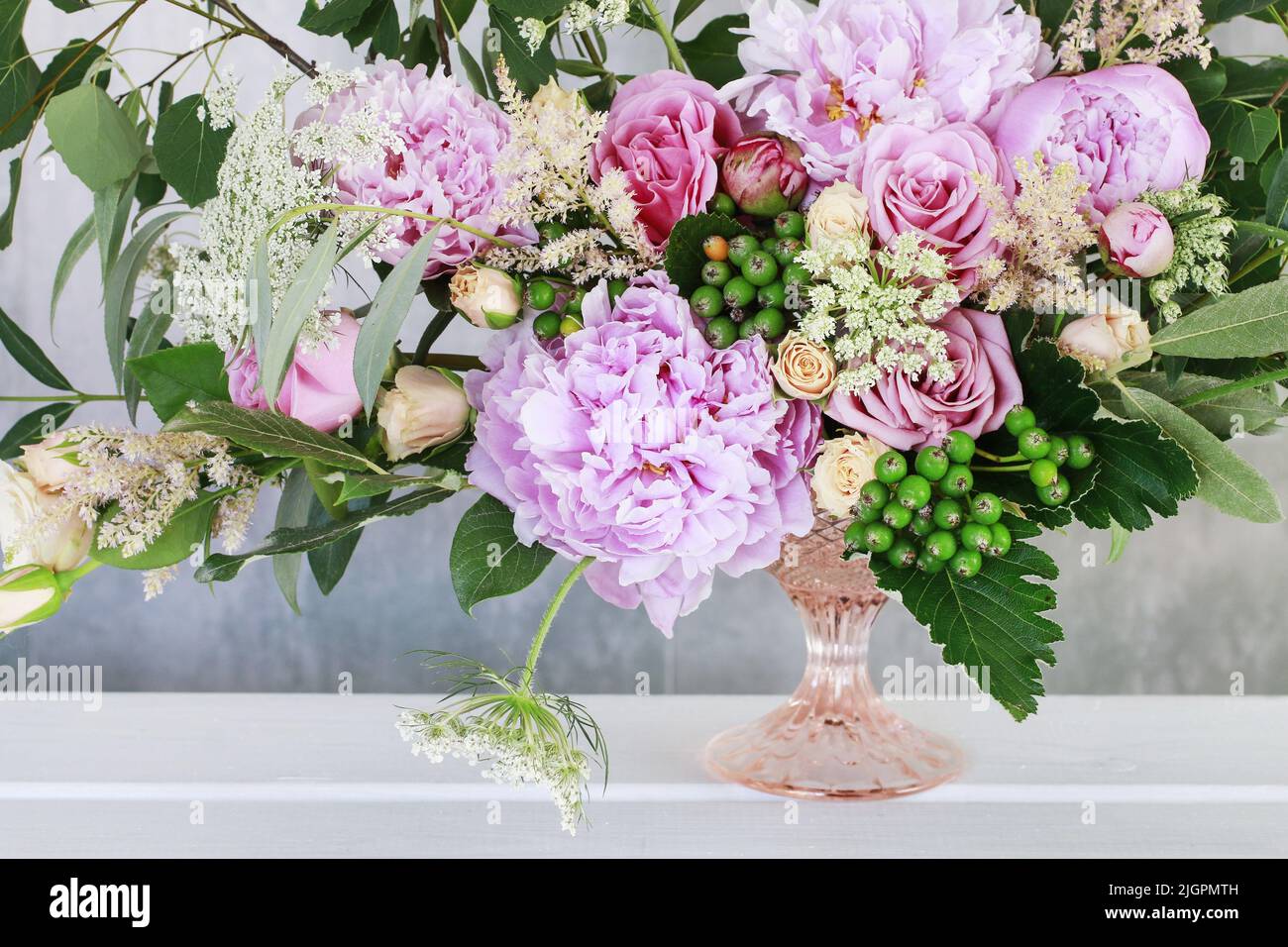 Florist at work: How to make modern table's centerpiece for summer ...