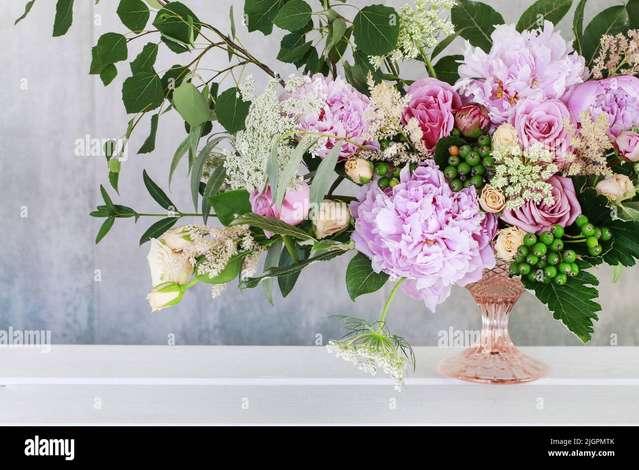 Florist at work: How to make modern table's centerpiece for summer ...