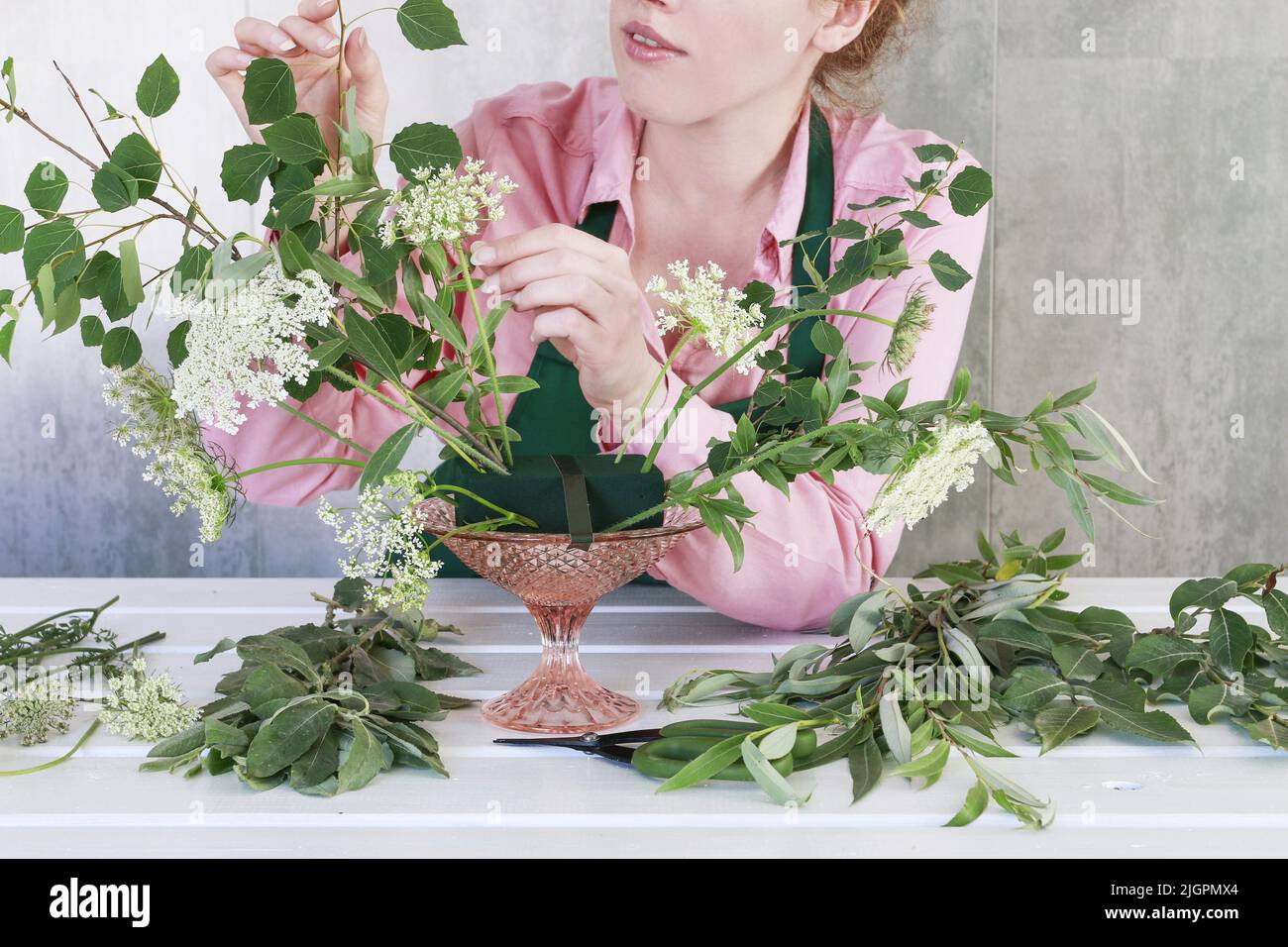 Florist at work: How to make modern table's centerpiece for summer ...