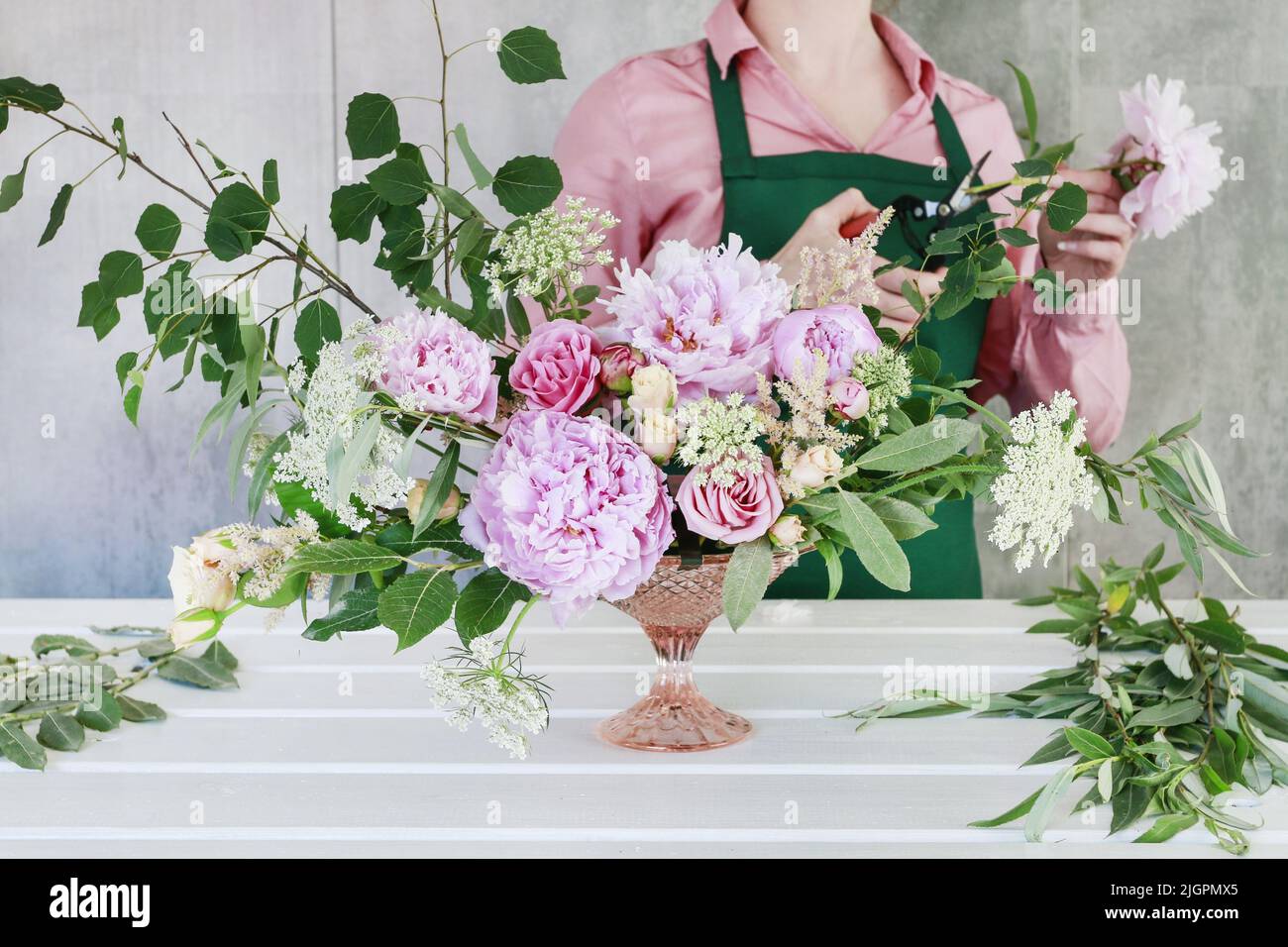 Florist at work: How to make modern table's centerpiece for summer ...