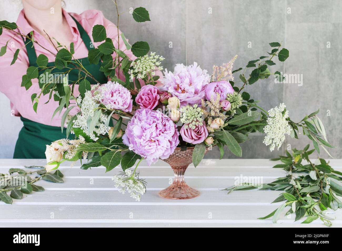 Florist at work: How to make modern table's centerpiece for summer ...