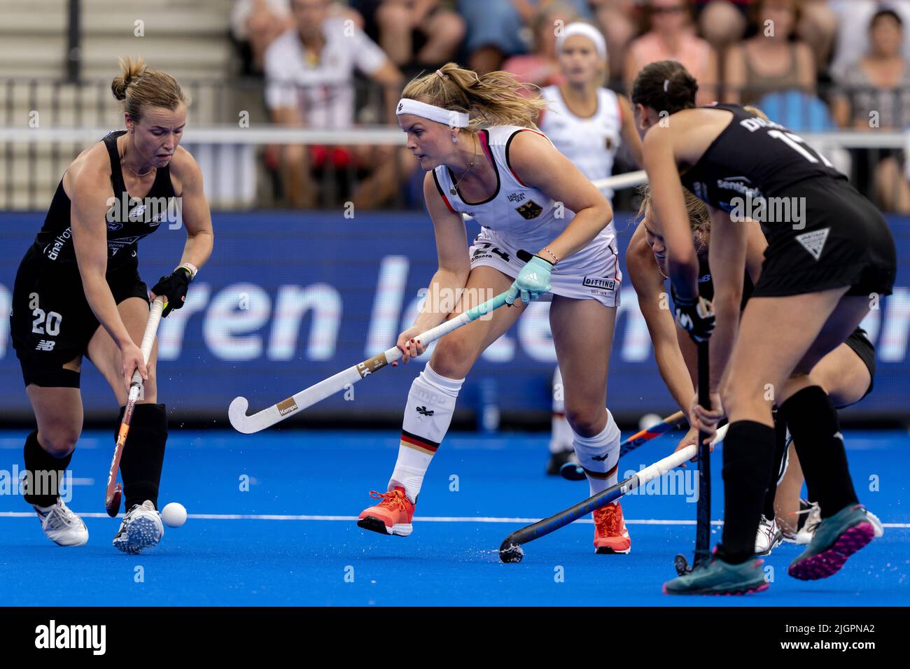 AMSTERDAM - Megan Hull (NZL,L) duels with Pia Maertens (GER) during the ...