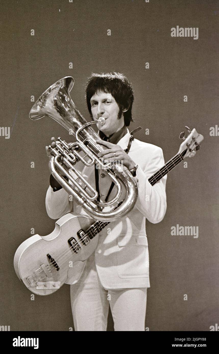 John entwistle 1966 hi-res stock photography and images - Alamy