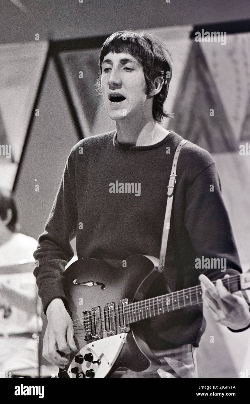 THE WHO Pete Townshend on Ready, Steady, Go ! in 1966 Stock Photo - Alamy