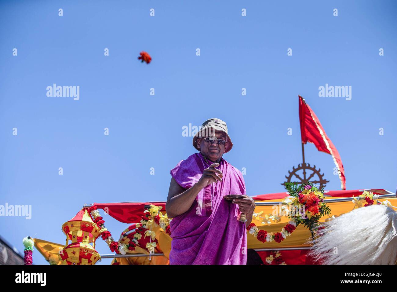 Float throws hi-res stock photography and images - Alamy