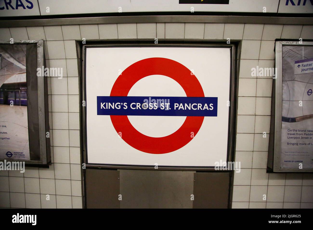 Kings cross station signs hi-res stock photography and images - Alamy
