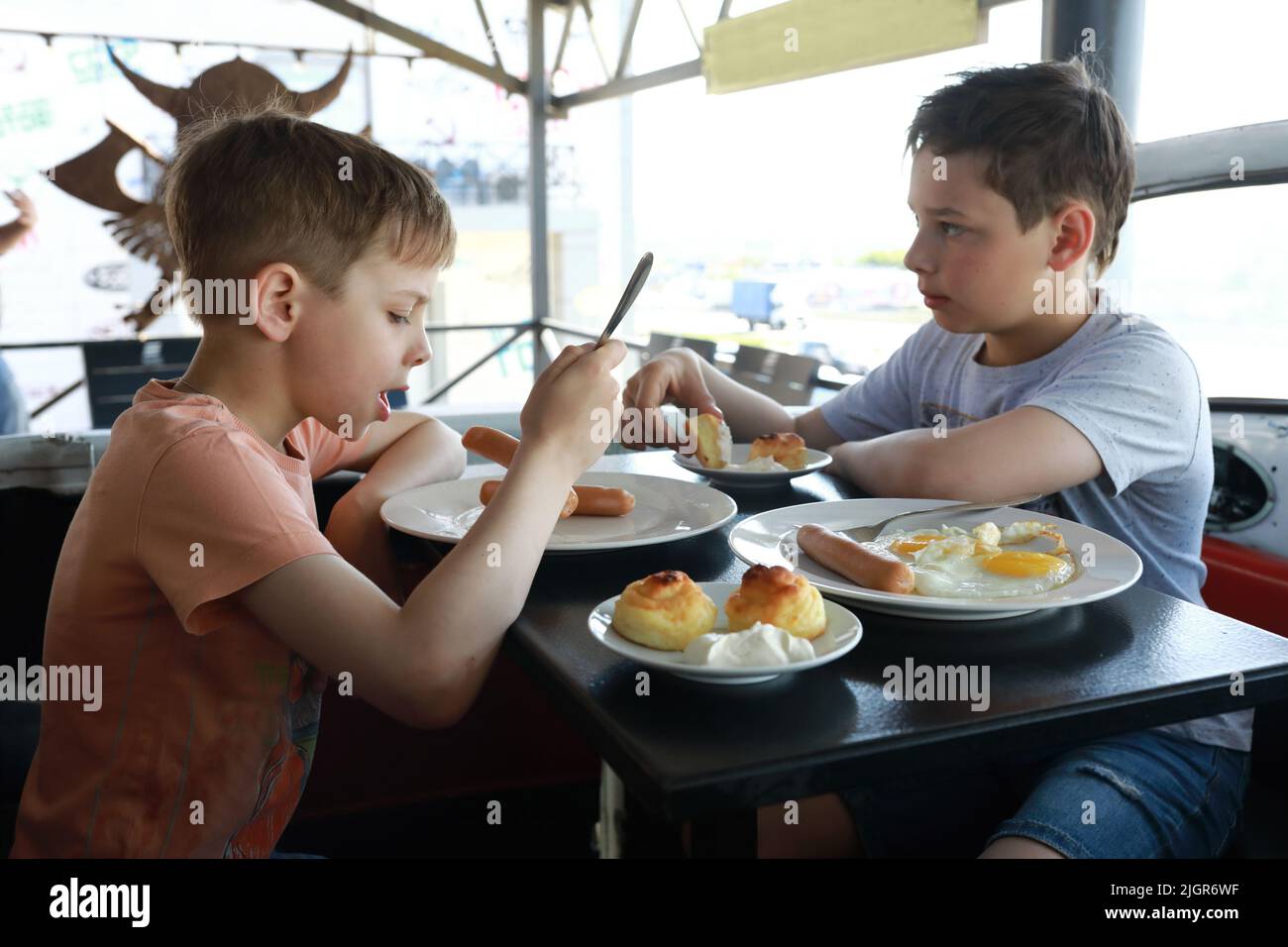 Brothers family restaurant hi-res stock photography and images - Alamy