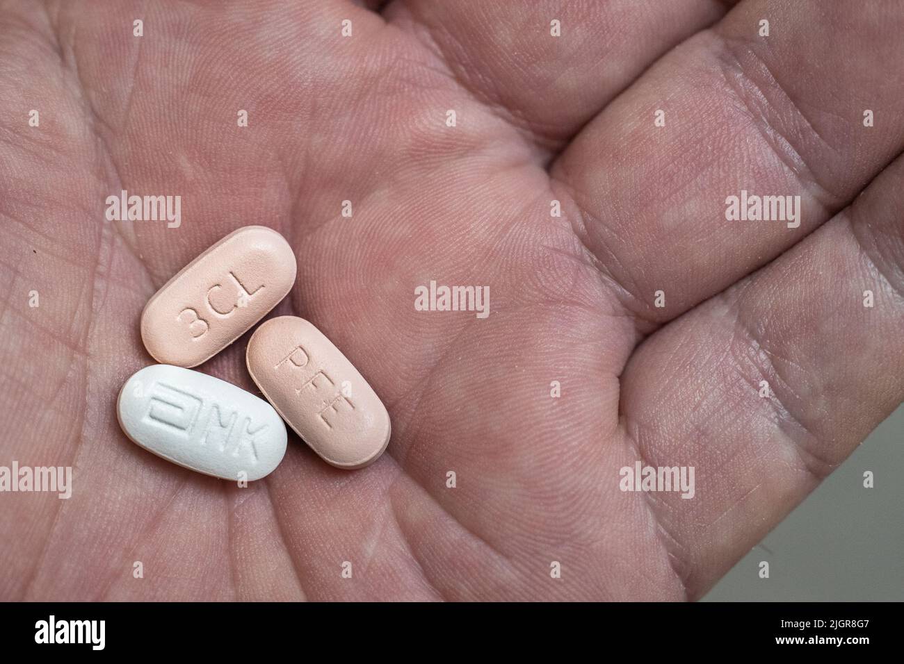 Antiviral tablet paxlovid hi-res stock photography and images - Alamy
