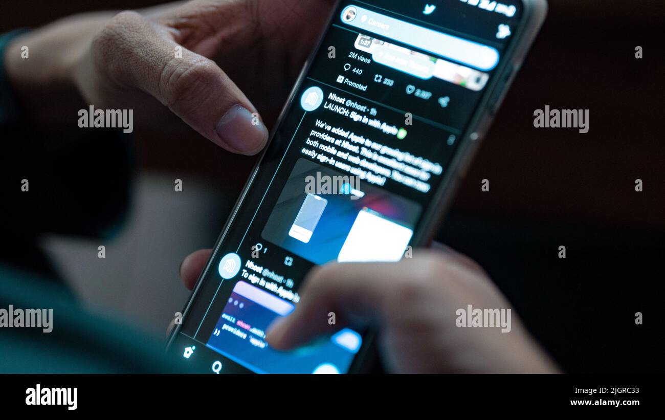 Person on twitter phone hi-res stock photography and images - Alamy