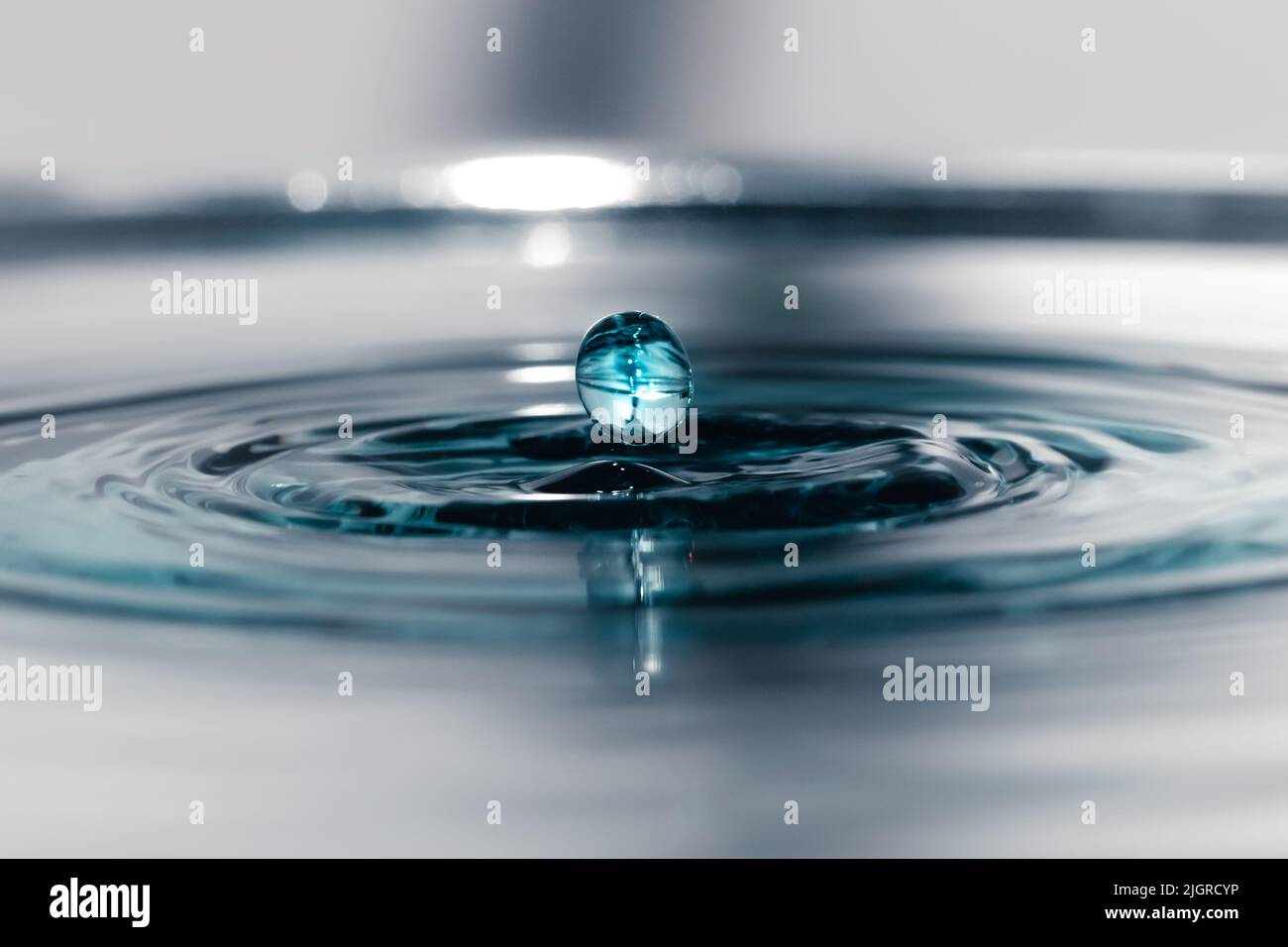 The form of a drop falling into a bowl of water Stock Photo - Alamy