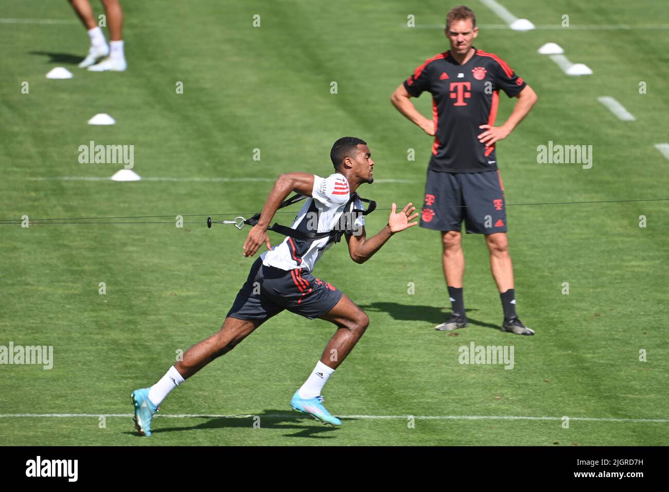 coach Julian NAGELSMANN (FC Bayern Munich) observes Ryan GRAVENBERCH ...