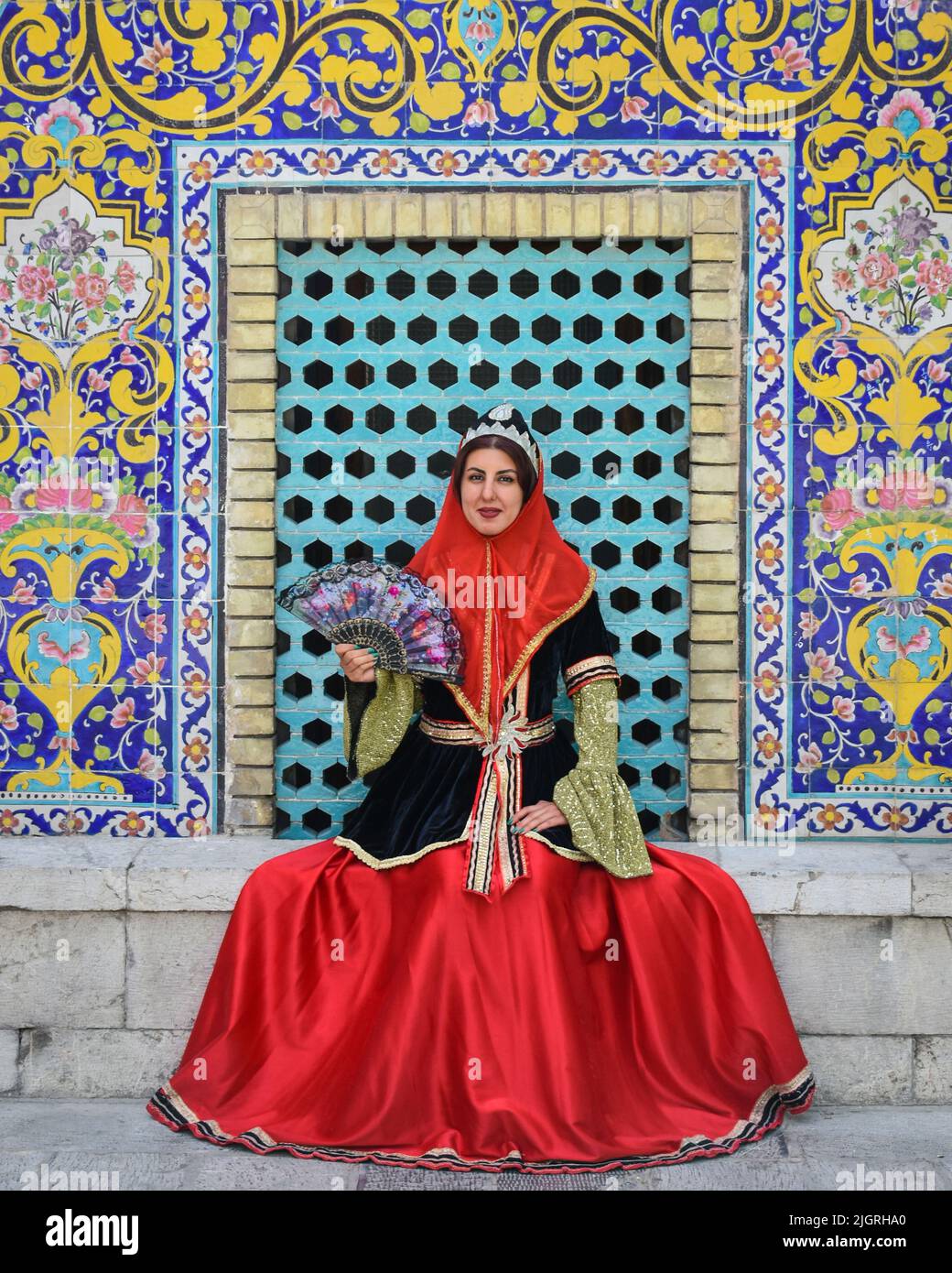 A beautiful girl in the clothes of Iranian Queens. These beautiful and ...
