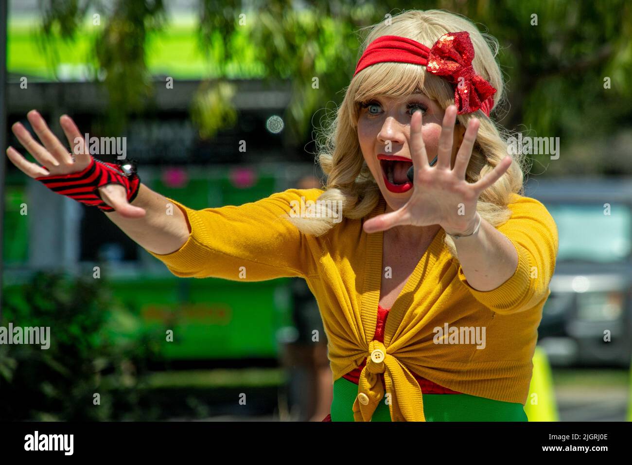 Entertainer in park hi-res stock photography and images - Alamy