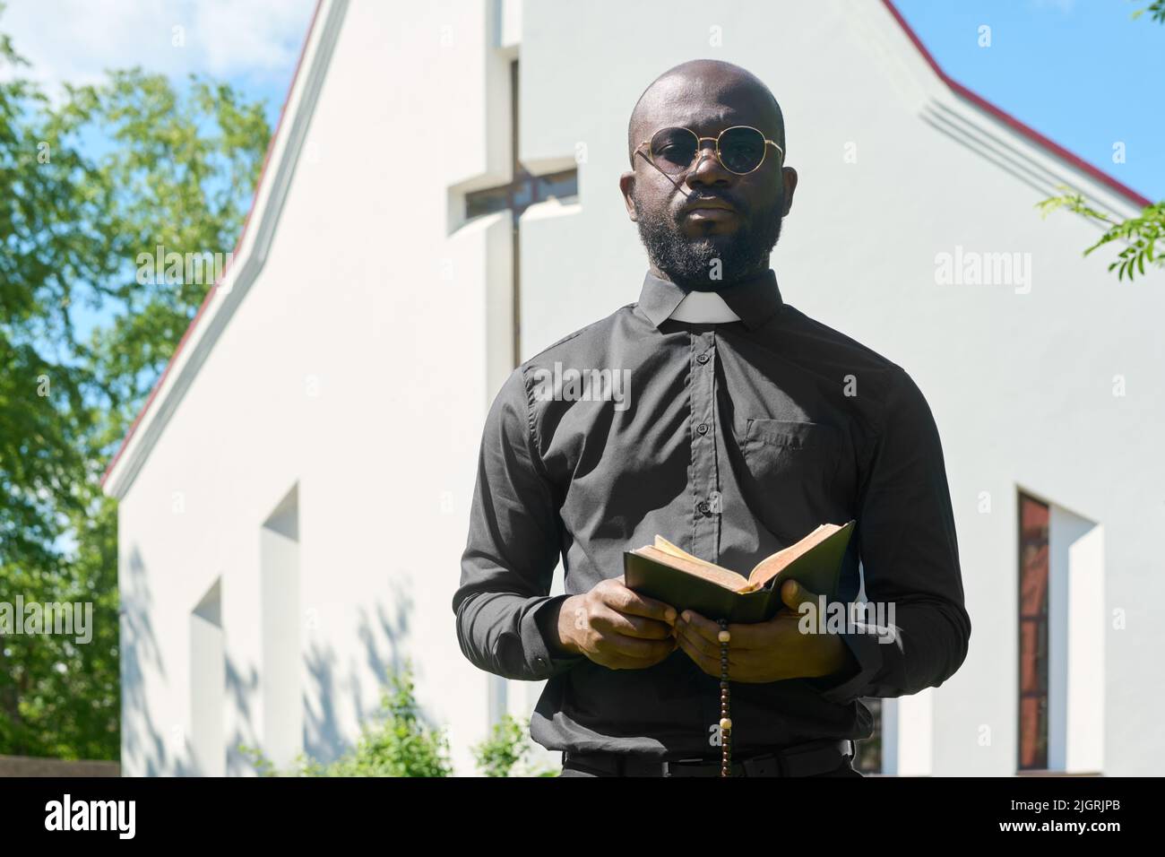 Read collar hi-res stock photography and images - Alamy