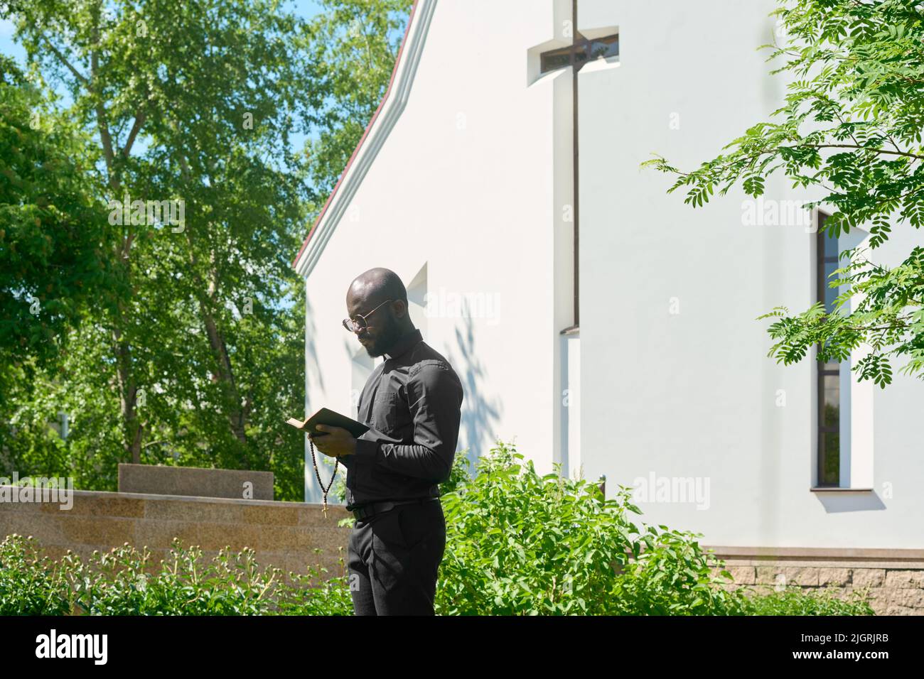 Church bible reading preacher hi-res stock photography and images - Alamy