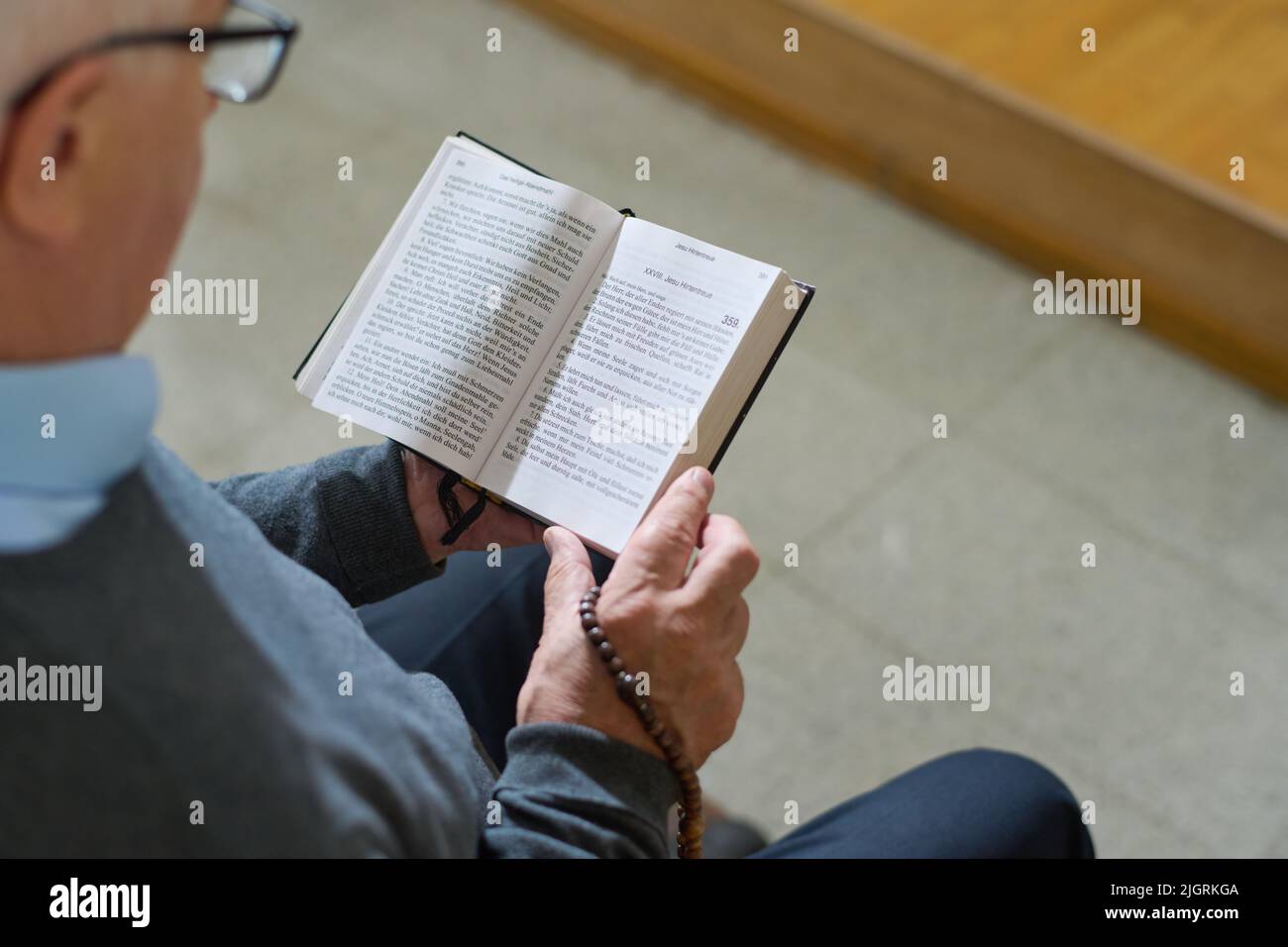 Church bible reading pastor hi-res stock photography and images - Alamy
