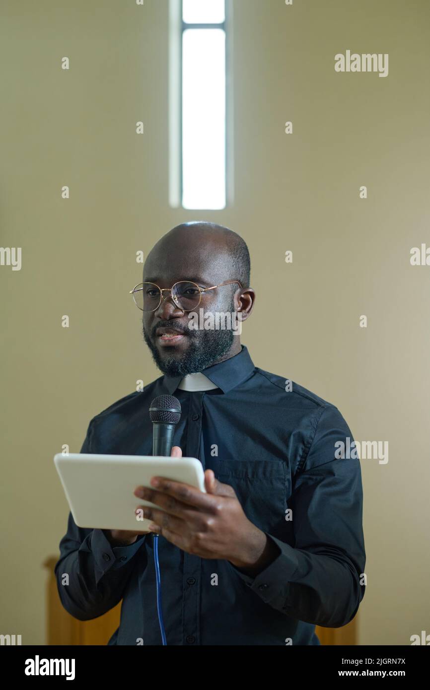 Online sermon hi-res stock photography and images - Alamy