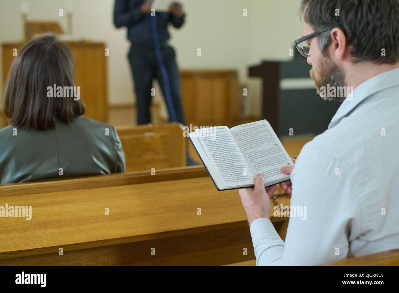 Church bible reading pastor hi-res stock photography and images - Alamy
