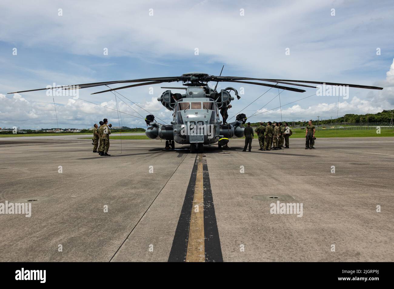 U.S. Marines assigned to Marine Heavy Helicopter Squadron (HMH) 361 ...