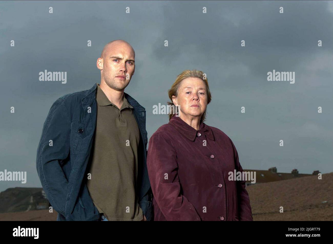 JOE SIMS, PAULINE QUIRKE, BROADCHURCH, 2013 Stock Photo - Alamy