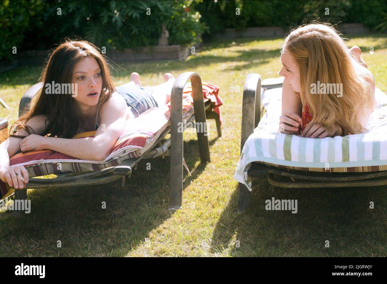 Amanda seyfried and juno temple hi-res stock photography and images - Alamy