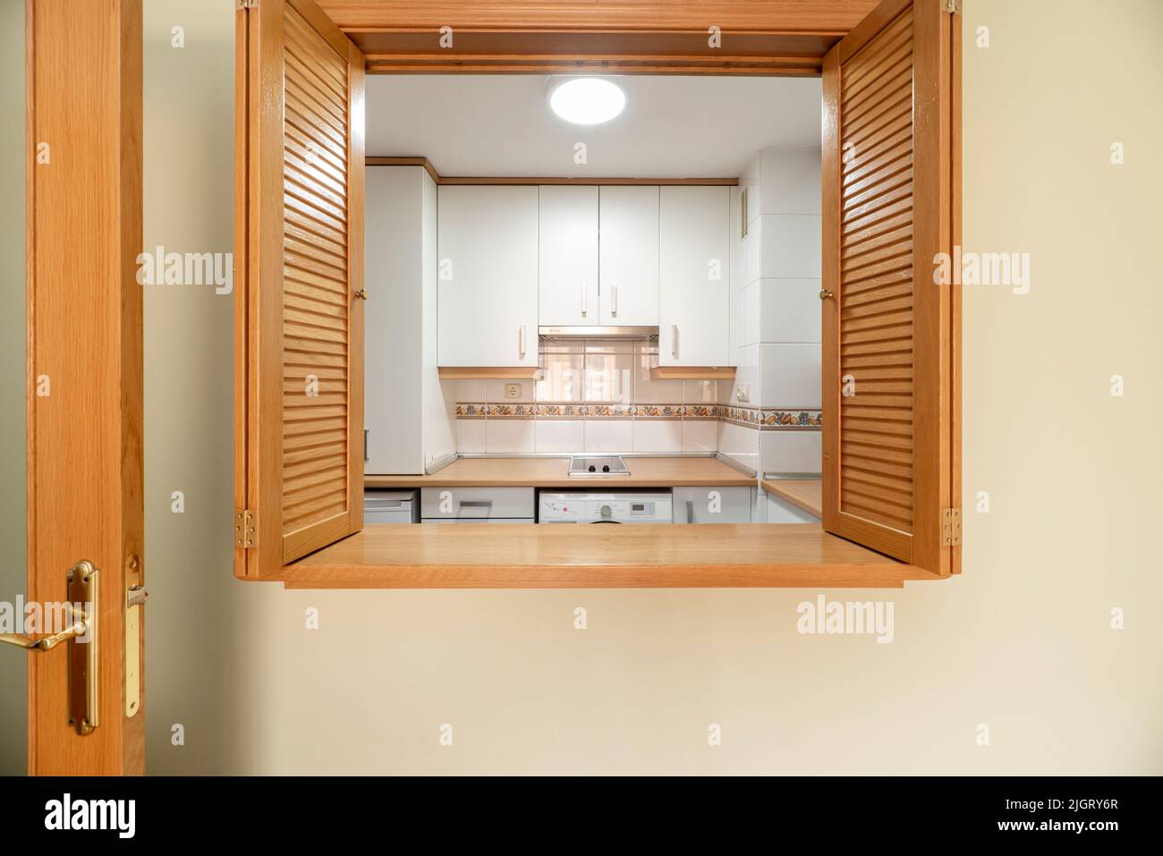 Apartment with serving hatch from the furnished kitchen to the living ...