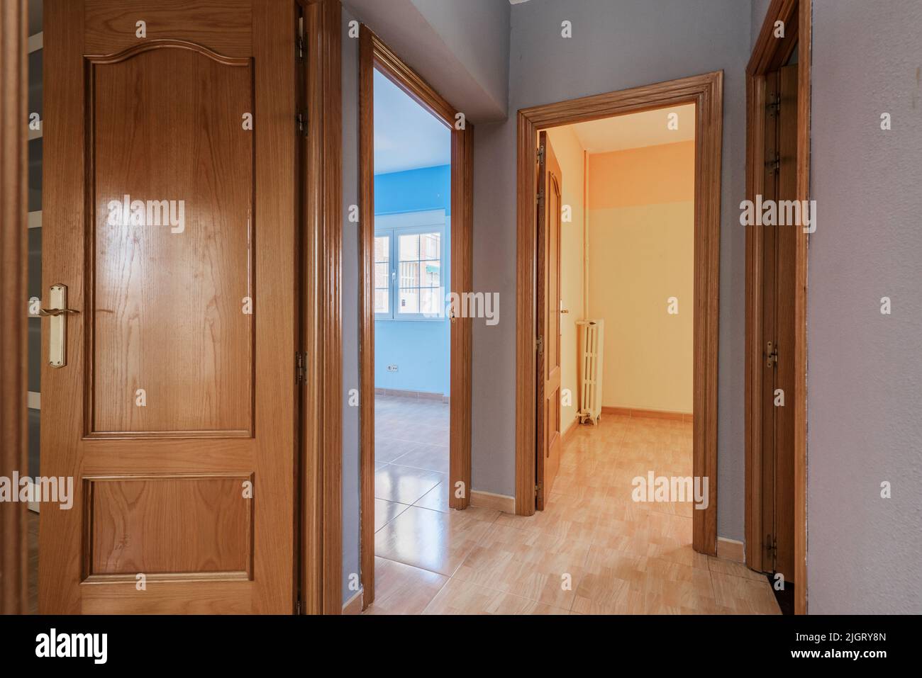 Distributor of a house with access to several rooms and oak wood doors ...